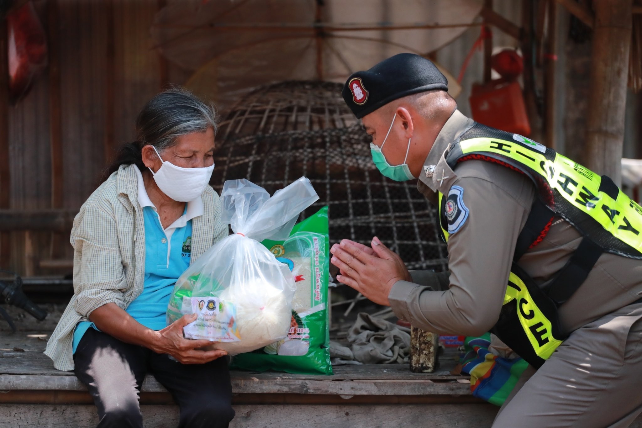 JS100 on Twitter: "RT@NewsFreelance1 คนไทยไม่ทิ้งกัน #ตำรวจทางหลวงโคราช จับมือจิตอาสาฮักเขาใหญ่ ...
