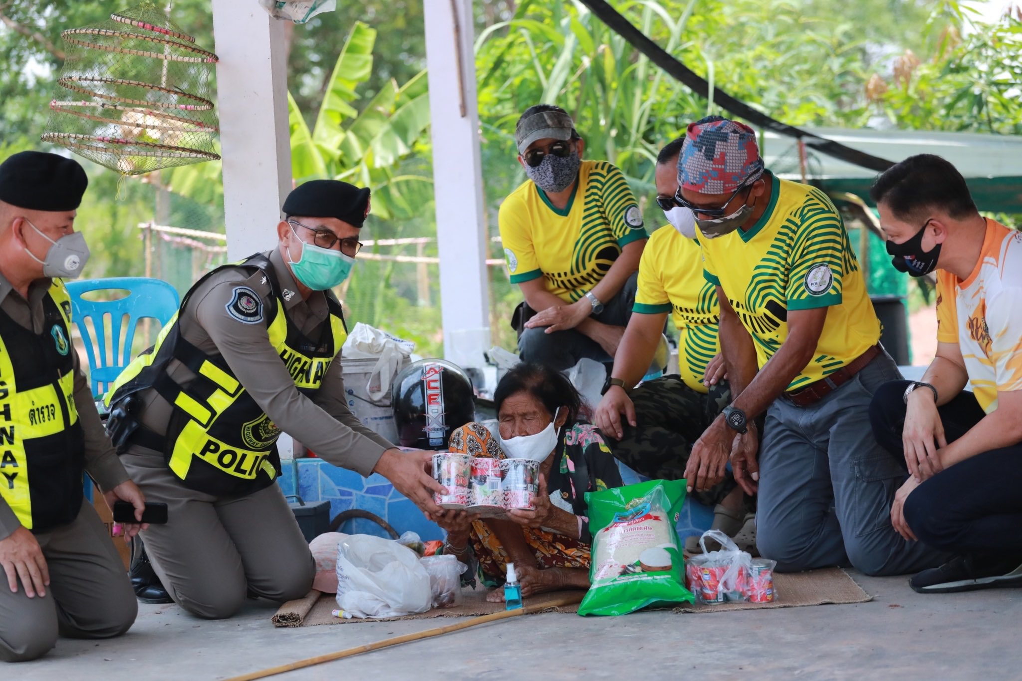 JS100 on Twitter: "RT@NewsFreelance1 คนไทยไม่ทิ้งกัน #ตำรวจทางหลวงโคราช จับมือจิตอาสาฮักเขาใหญ่ ...