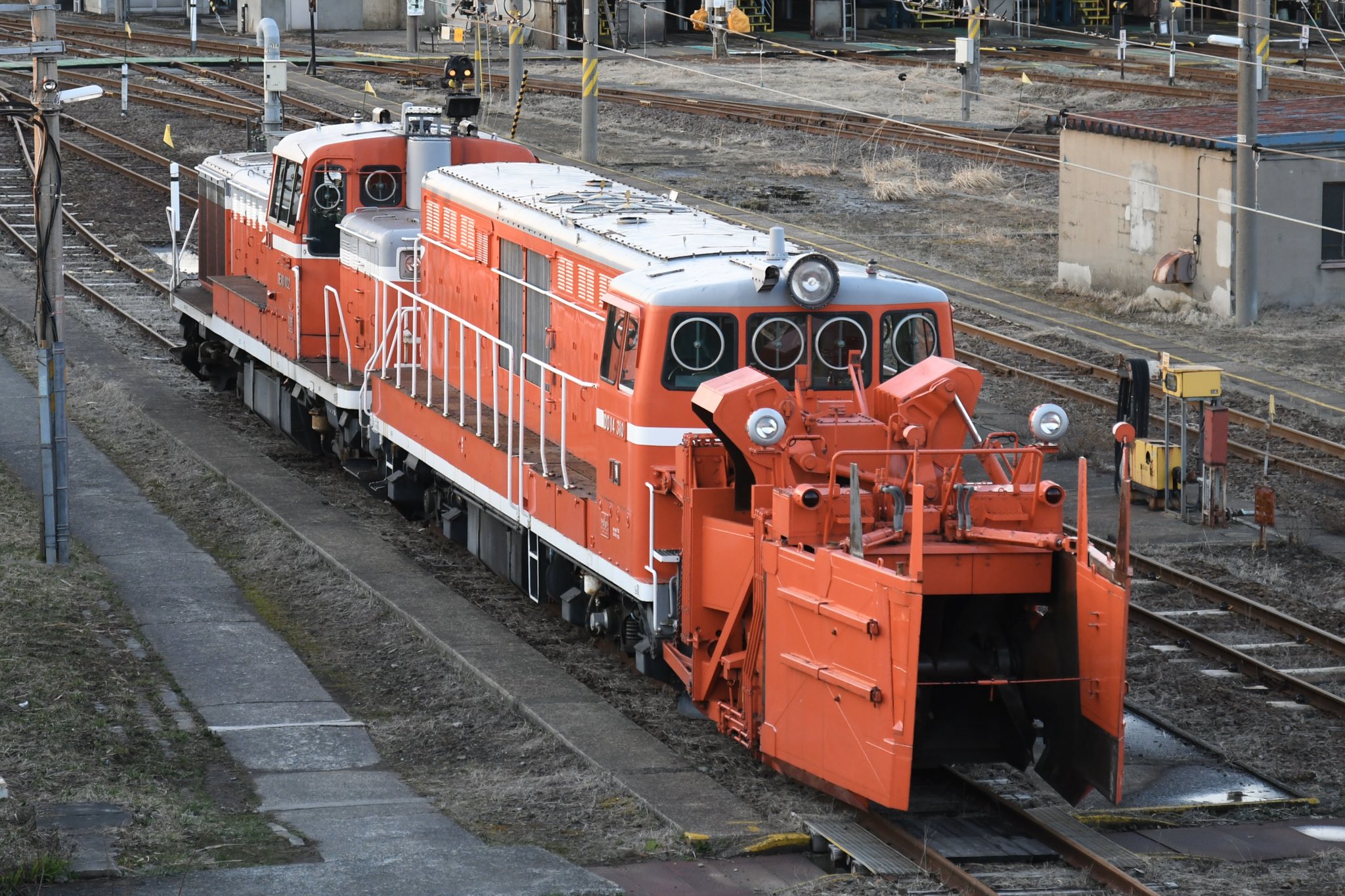 なぎちゃん on Twitter: "青森車両センター留置 DD14-310[青]＋DE10-1122[青] 青森車両センター 2020.03.21 https://t.co ...
