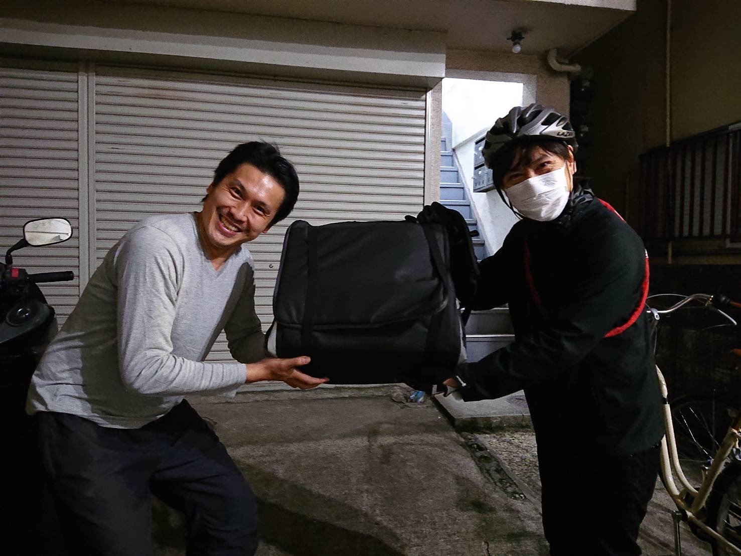 しゅうちゃんステレオタイフーンロードバイクで日本縦断達成 On Twitter ウーバーイーツの鞄が売切と呟いたら や団 中嶋から「相方のロングがバッグを余らせてる」と連絡があり