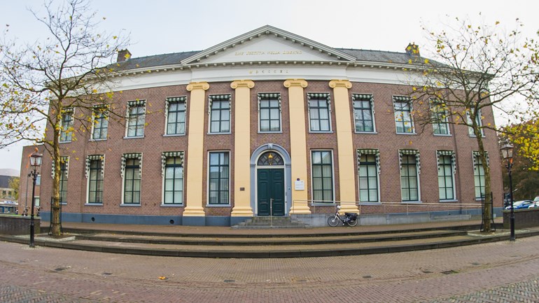 Emmenaar met doorgeladen wapen en hennep blijft vastzitten: Negen kilo ...