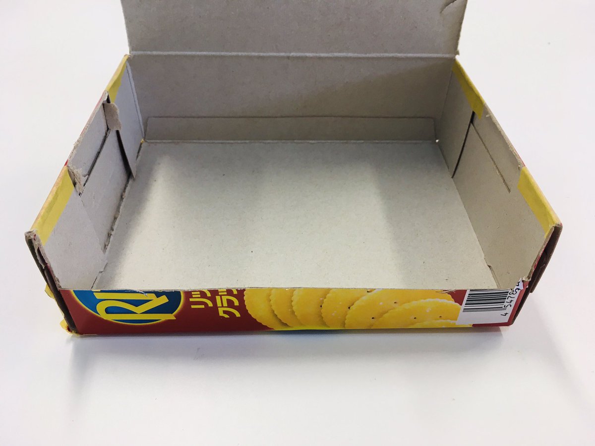 北九州イノベーションギャラリー on Twitter: "⑤黒い紙を、底面と奥側面に敷く⑥クリアファイルを、箱の切り開いた面以外の側面に合わせてカットし、かどをテープで貼り合わせてカバーを作る ...