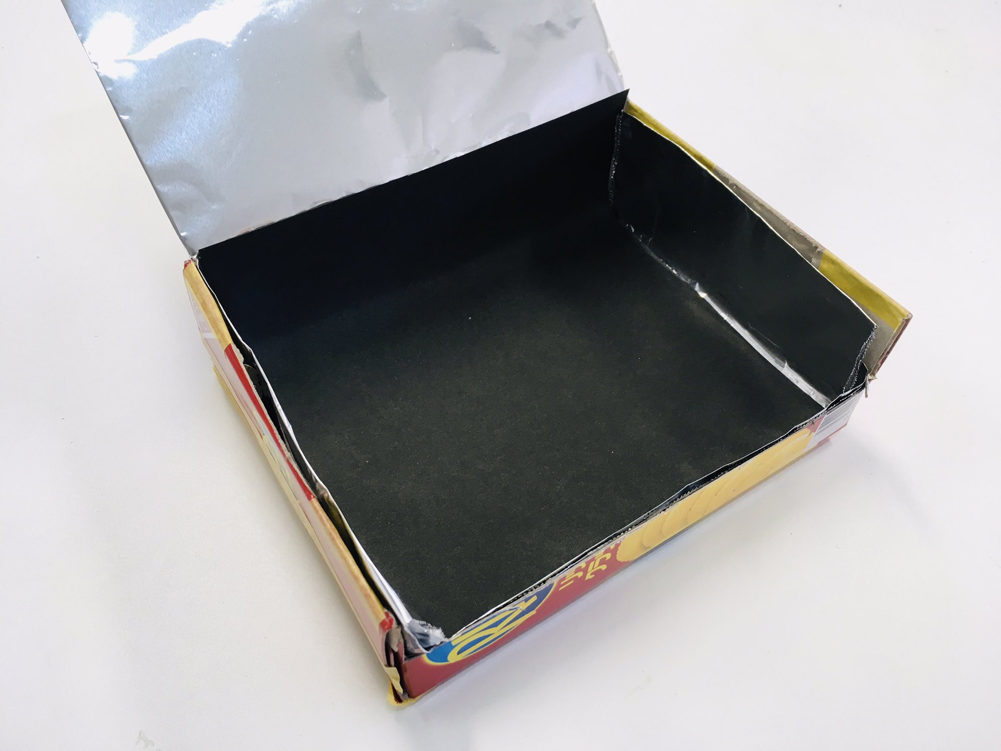 北九州イノベーションギャラリー on Twitter: "⑤黒い紙を、底面と奥側面に敷く⑥クリアファイルを、箱の切り開いた面以外の側面に合わせてカットし、かどをテープで貼り合わせてカバーを作る ...