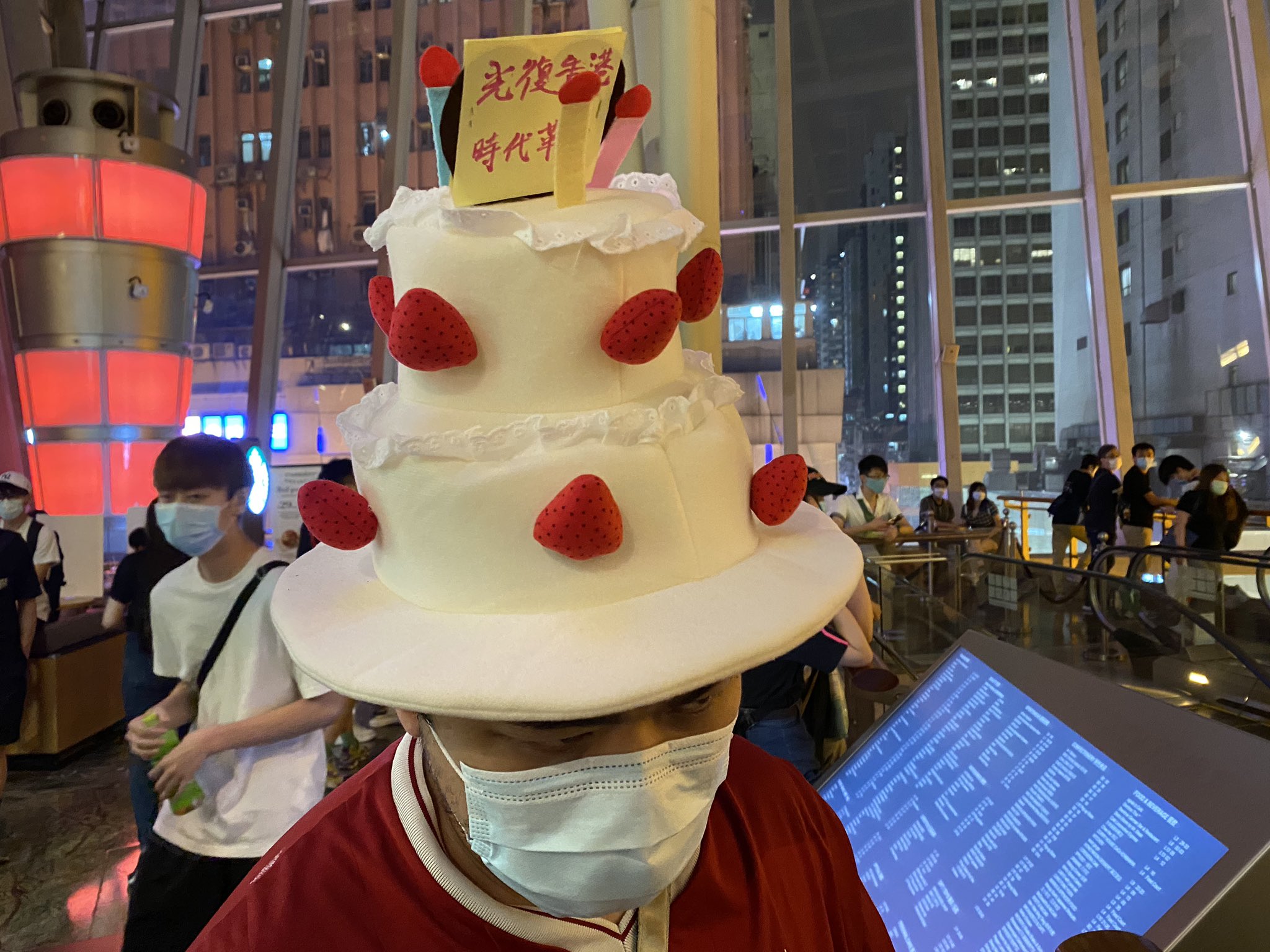 Xinqi Su 蘇昕琪 on Twitter: "#Now in Langham Place and a five demands birthday hat is catching all ...