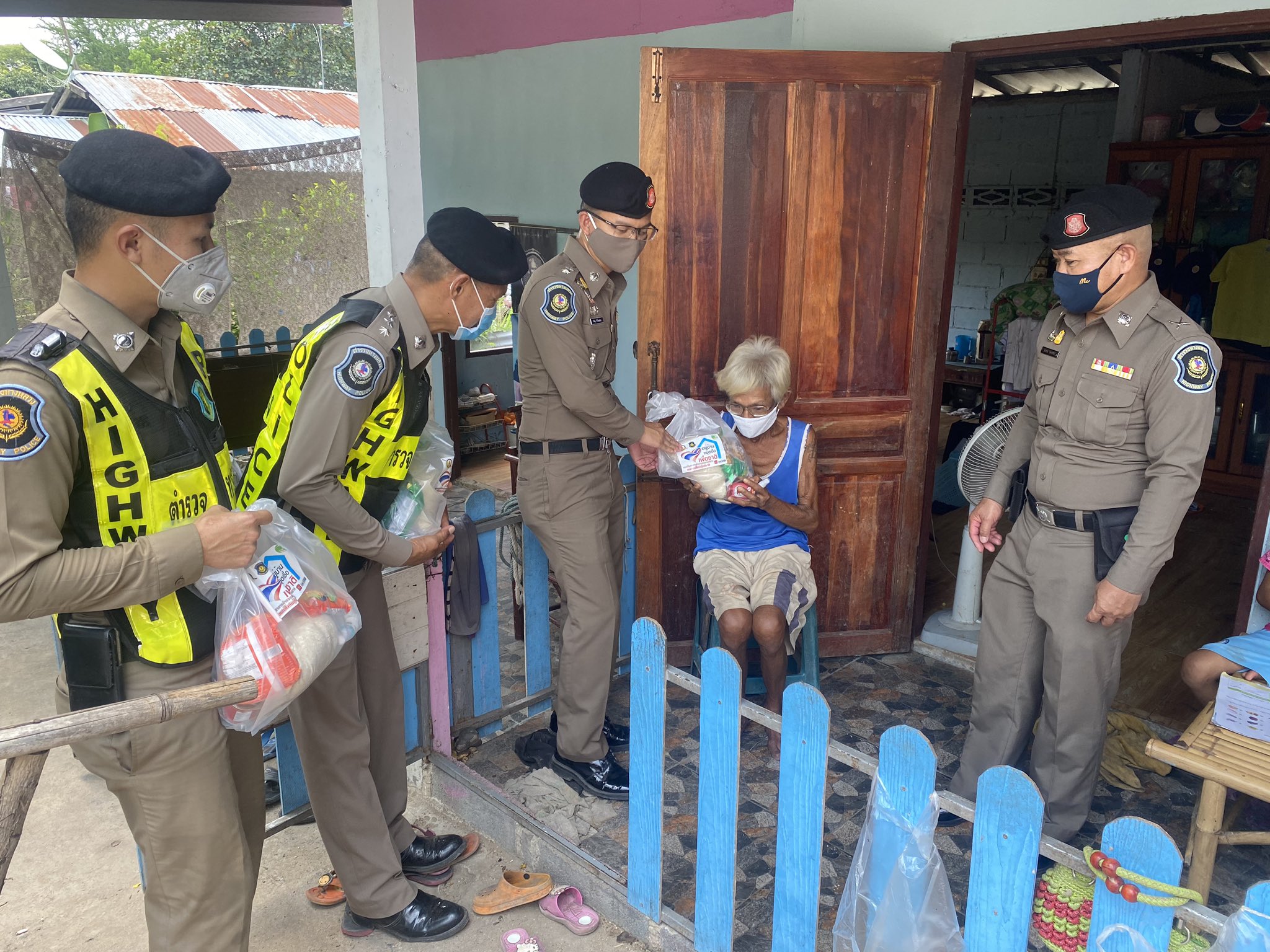 JS100 on Twitter: "RT@NewsFreelance1 #ตำรวจทางหลวงโคราช จิตอาสา เดินสายมอบถุงยังชีพเราไม่ทิ้งกัน ...