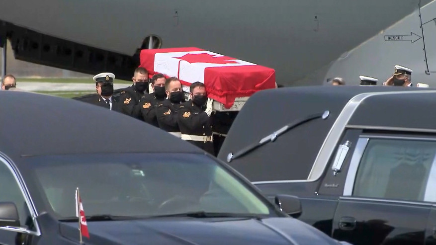 Emotional ramp ceremony held at CFB Trenton for Canadian Forces members ...