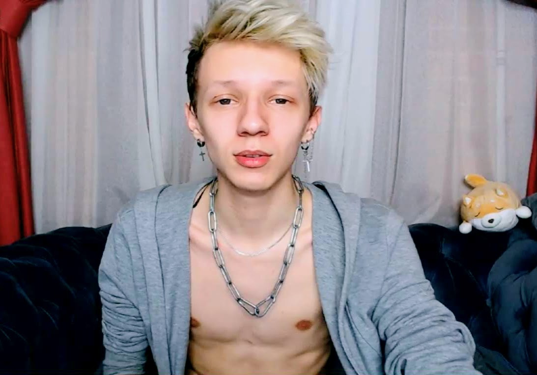 Logan98elite on Twitter: "Liam Stark is ONLINE NOW! Amazing show, go visit his room and have fun ...