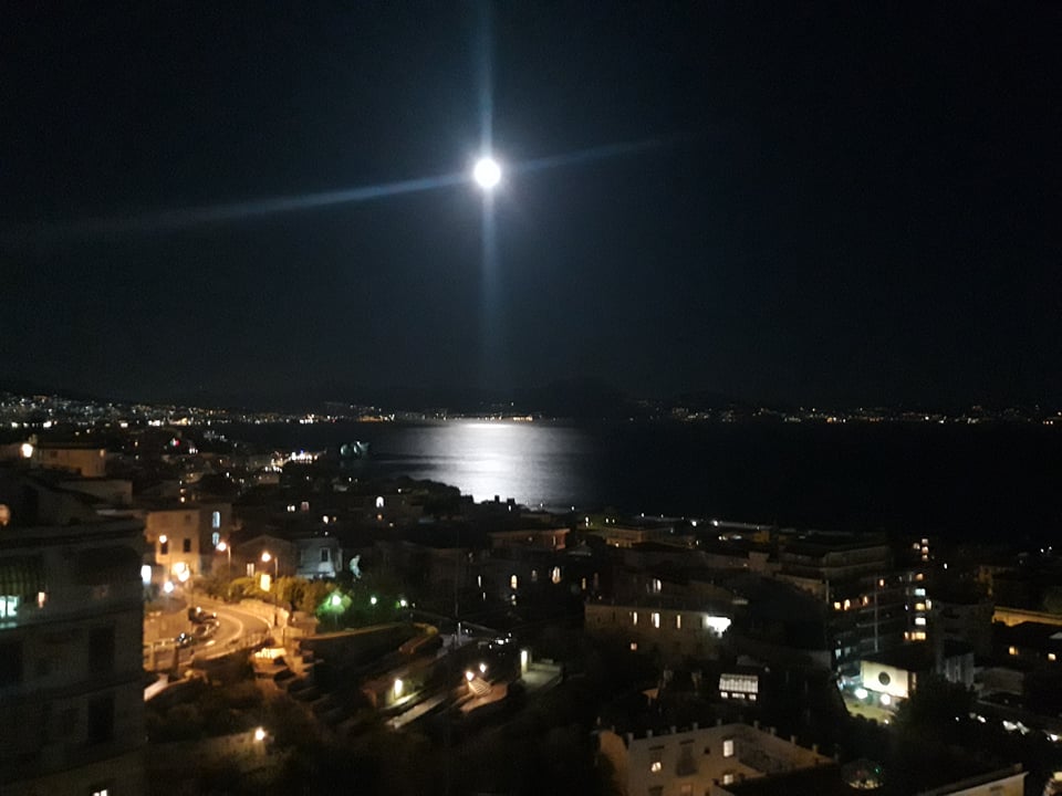 Super Luna piena a Napoli, lo spettacolo del golfo illuminato è ...