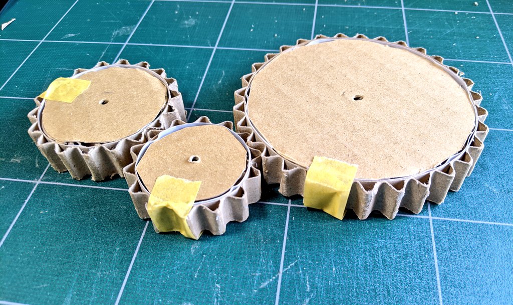 北九州イノベーションギャラリー on Twitter: "ダンボール歯車の作り方 ①ダンボールの片面をはがして、幅1.5cmくらいに切る ②ダンボールを丸く切る(重ねて1.5cmの厚みになる ...