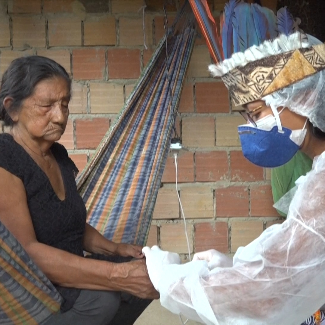 This Indigenous nurse is volunteering her time to care for her ...