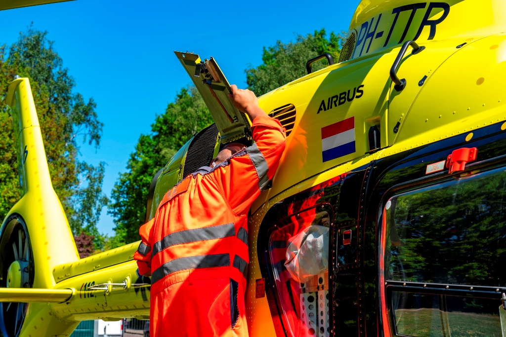 Een kwart eeuw @Traumaheli_NL ging niet vanzelf, legt anesthesioloog ...