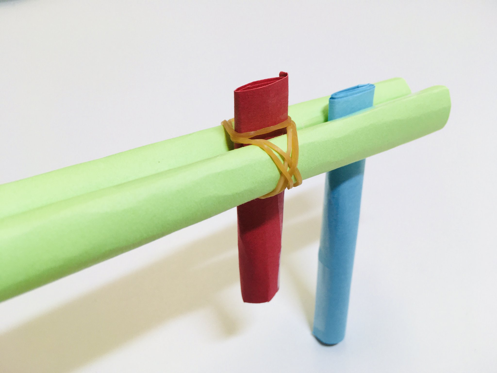 北九州イノベーションギャラリー on Twitter: "③半分の長さのものを、長い2本の端に挟んで、両面テープで貼り合わせる④その隣に1～2㎝くらい空けて、1/3の長さのものを輪ゴムでとめる ...