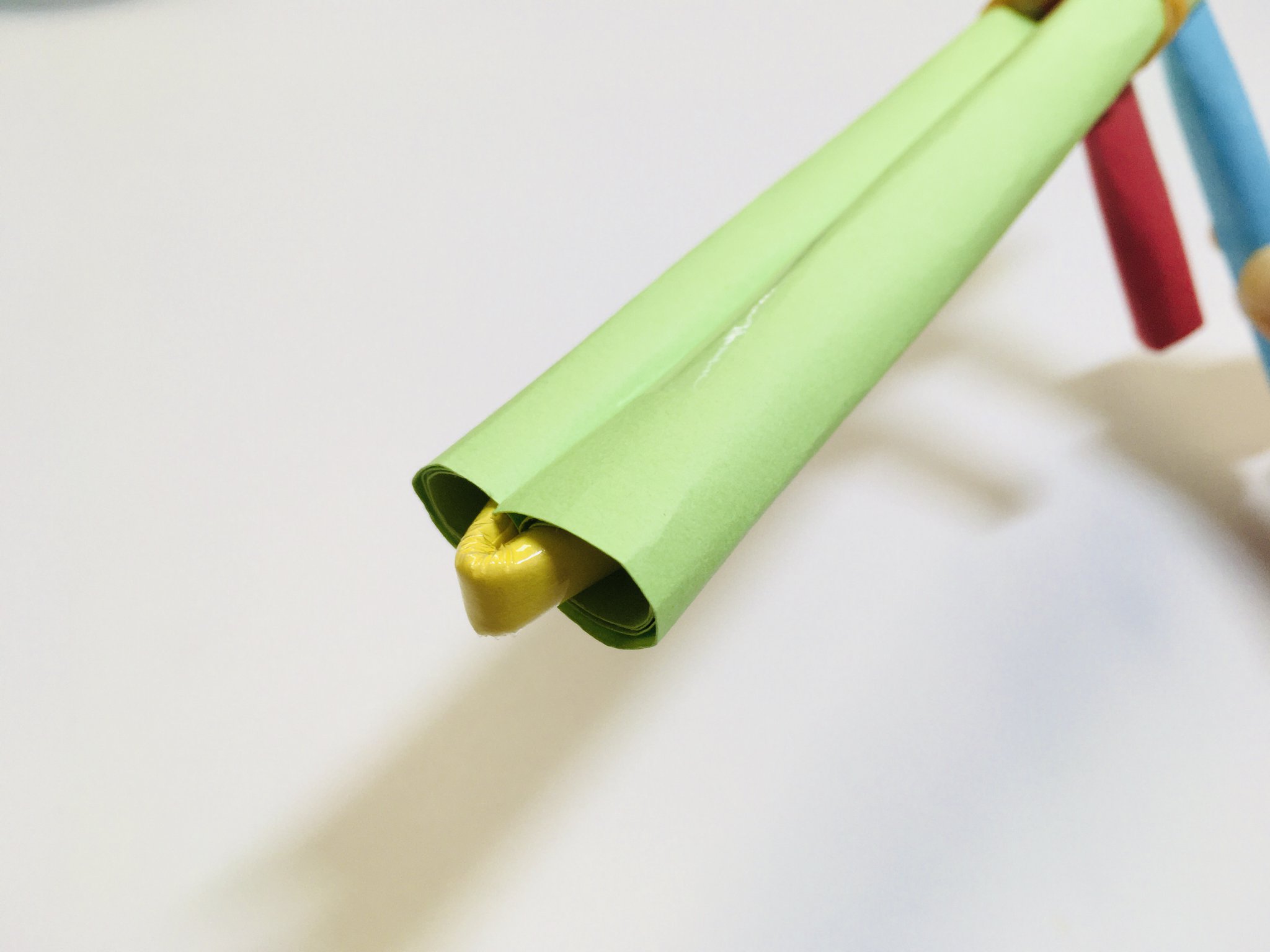 北九州イノベーションギャラリー on Twitter: "③半分の長さのものを、長い2本の端に挟んで、両面テープで貼り合わせる④その隣に1～2㎝くらい空けて、1/3の長さのものを輪ゴムでとめる ...