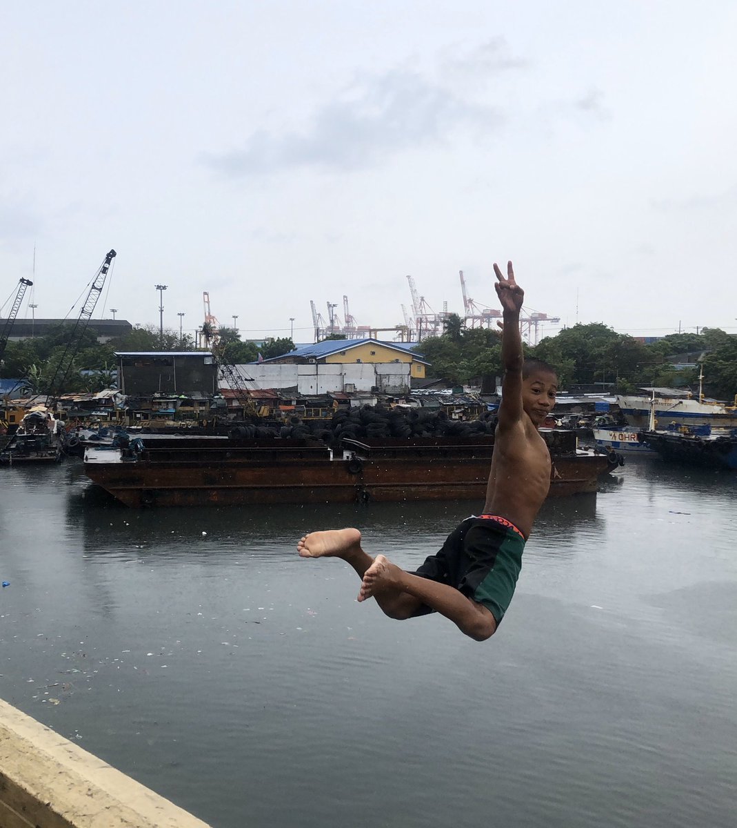 LOOK: Kids use the Delpan Bridge in Manila as a diving platform as ...