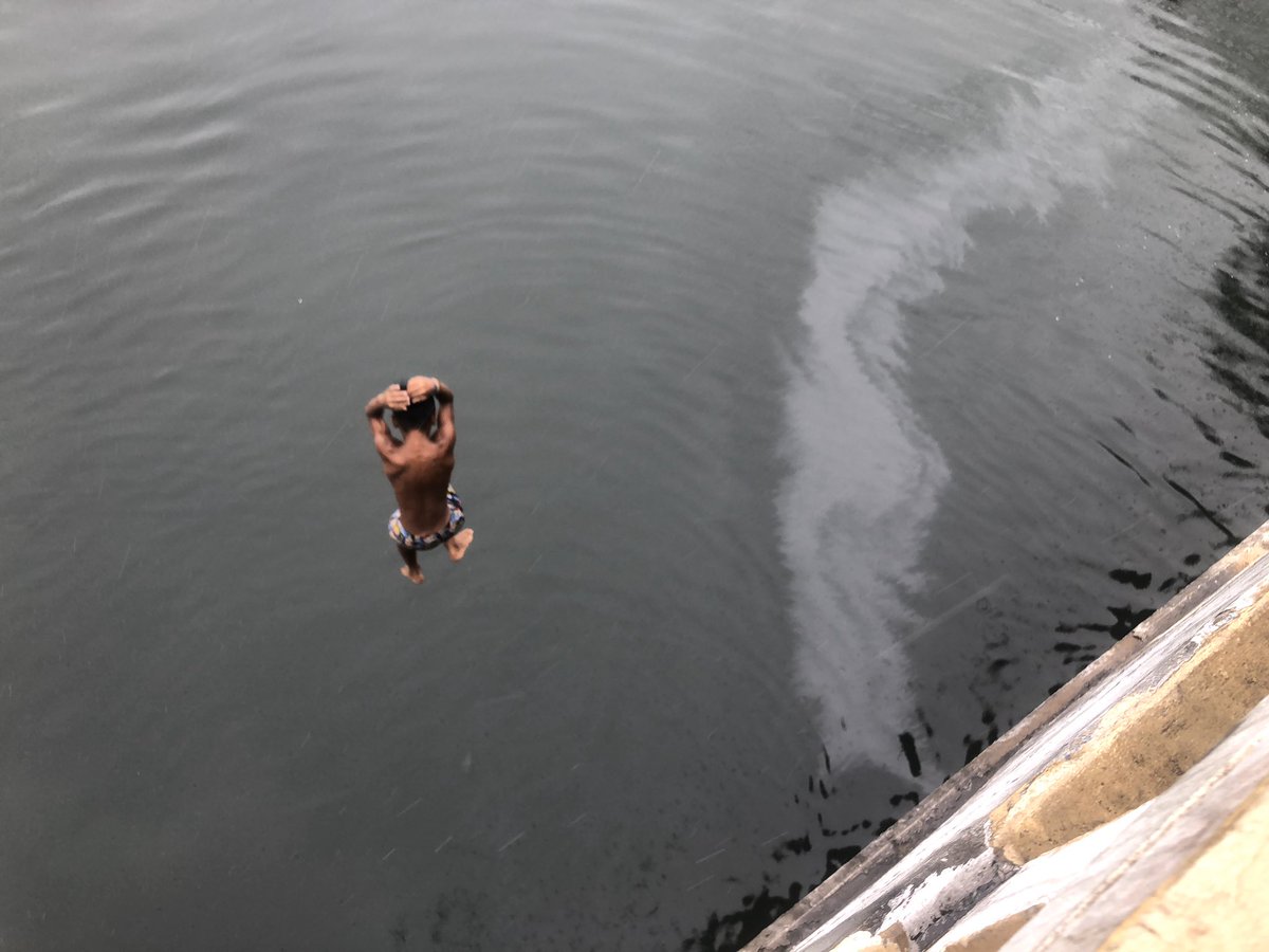 LOOK: Kids use the Delpan Bridge in Manila as a diving platform as ...