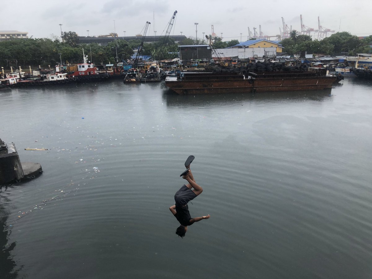 LOOK: Kids use the Delpan Bridge in Manila as a diving platform as ...