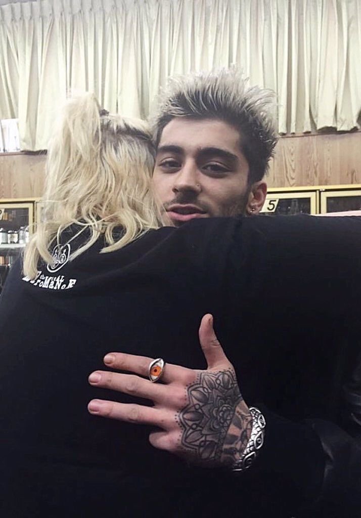 Zayn Hugging A Fan