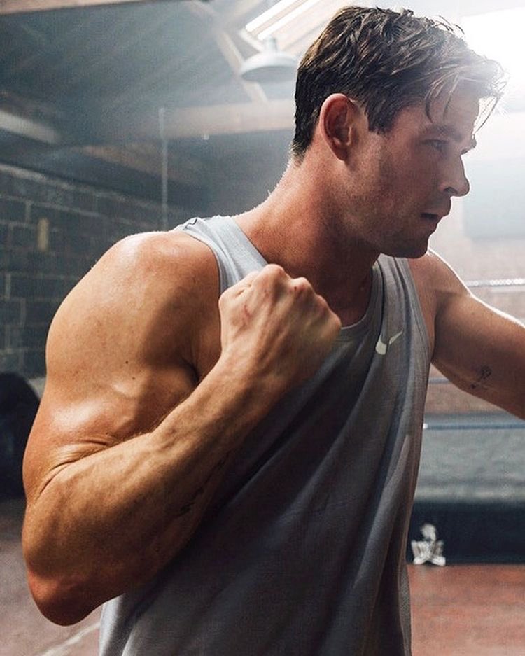 Chris Hemsworth Flexing