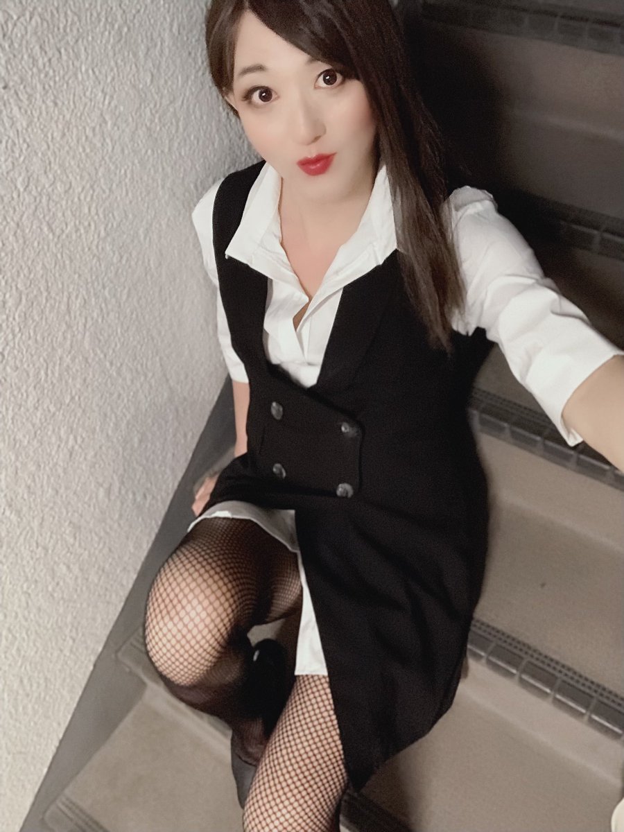 前に清楚系ビッチなOL風コーデって言ったけど、どう見てもOLなら中にタイトスカートとか穿くよねw😅💦 ビッチなのは合ってるけどサ☆！😜 中田雫希 @shizukinakada