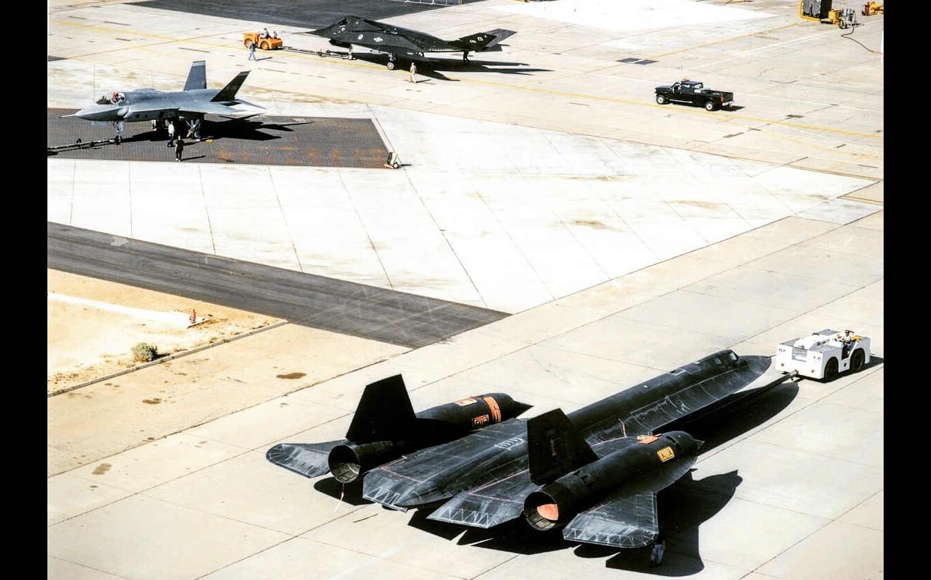 𝔗𝔥𝔢 𝔇𝔢𝔞𝔡 𝔇𝔦𝔰𝔱𝔯𝔦𝔠𝔱 on Twitter: "Two legends and one baby. - SR-71 Blackbird under tow. - JSF X-35 ...