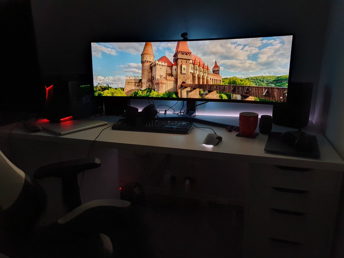 This windows 10 lock screen looks epic on the SamsungAU CHG90 Super ...