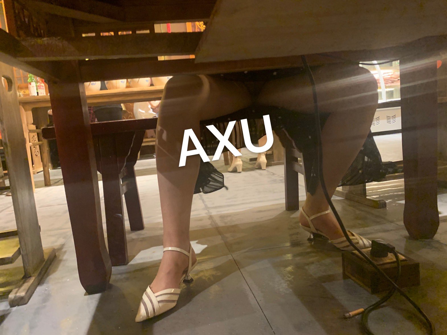 AXU- on Twitter: "前几日的火锅店 要不是桌子太长 我隔得太远估计可以拍的更清楚 害 #露出 https://t.co/2emYlytY0L" / Twitter