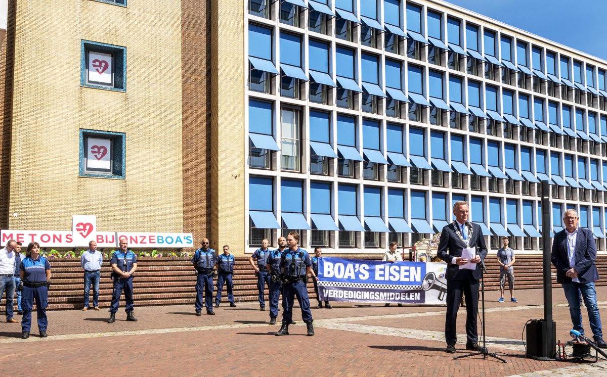 Knappe Jongeman Op Het Strand