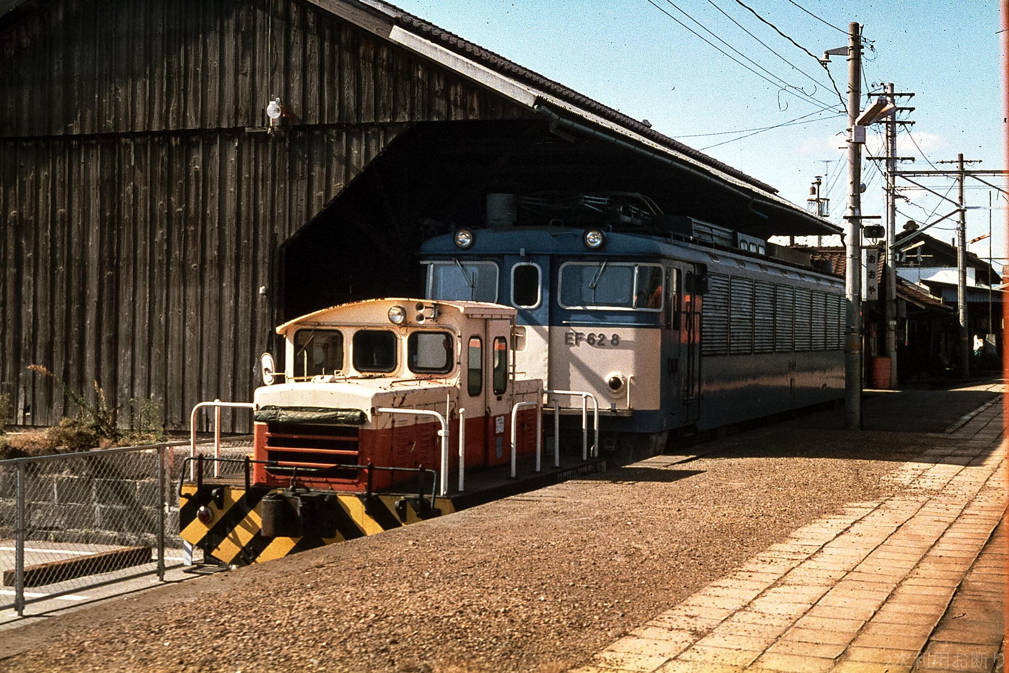 jolly on Twitter: "ちょっと時間過ぎちゃったが💦 6/2→EF62の日 国鉄末期 余剰な機関車達は側線に留置されていた EF62-8 信越本線、大屋駅 https://t ...