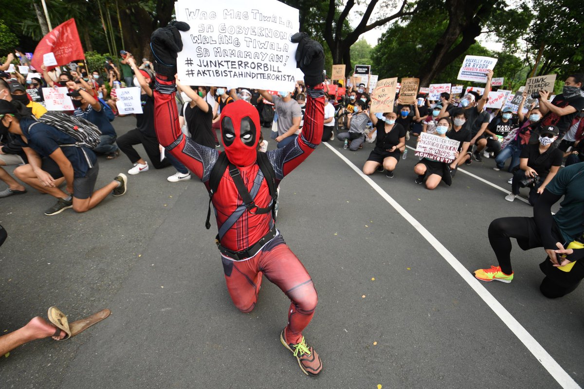 Filipino protesters take a knee in solidarity with the ongoing ...