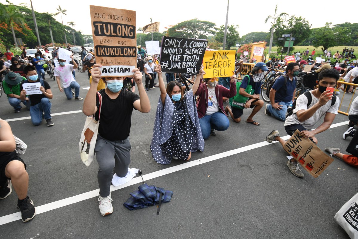 Filipino protesters take a knee in solidarity with the ongoing ...
