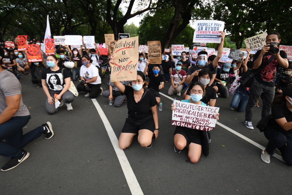 Filipino protesters take a knee in solidarity with the ongoing ...