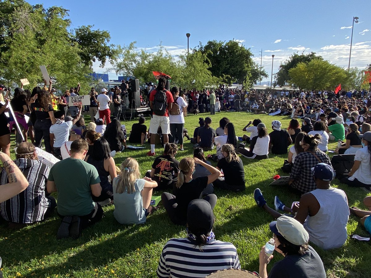 There are hundreds of people (I estimate 500 or so) have gathered here ...