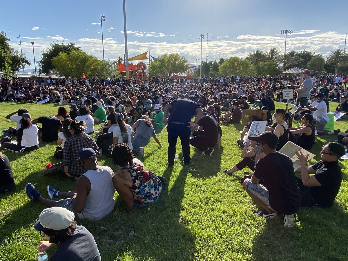 There are hundreds of people (I estimate 500 or so) have gathered here ...