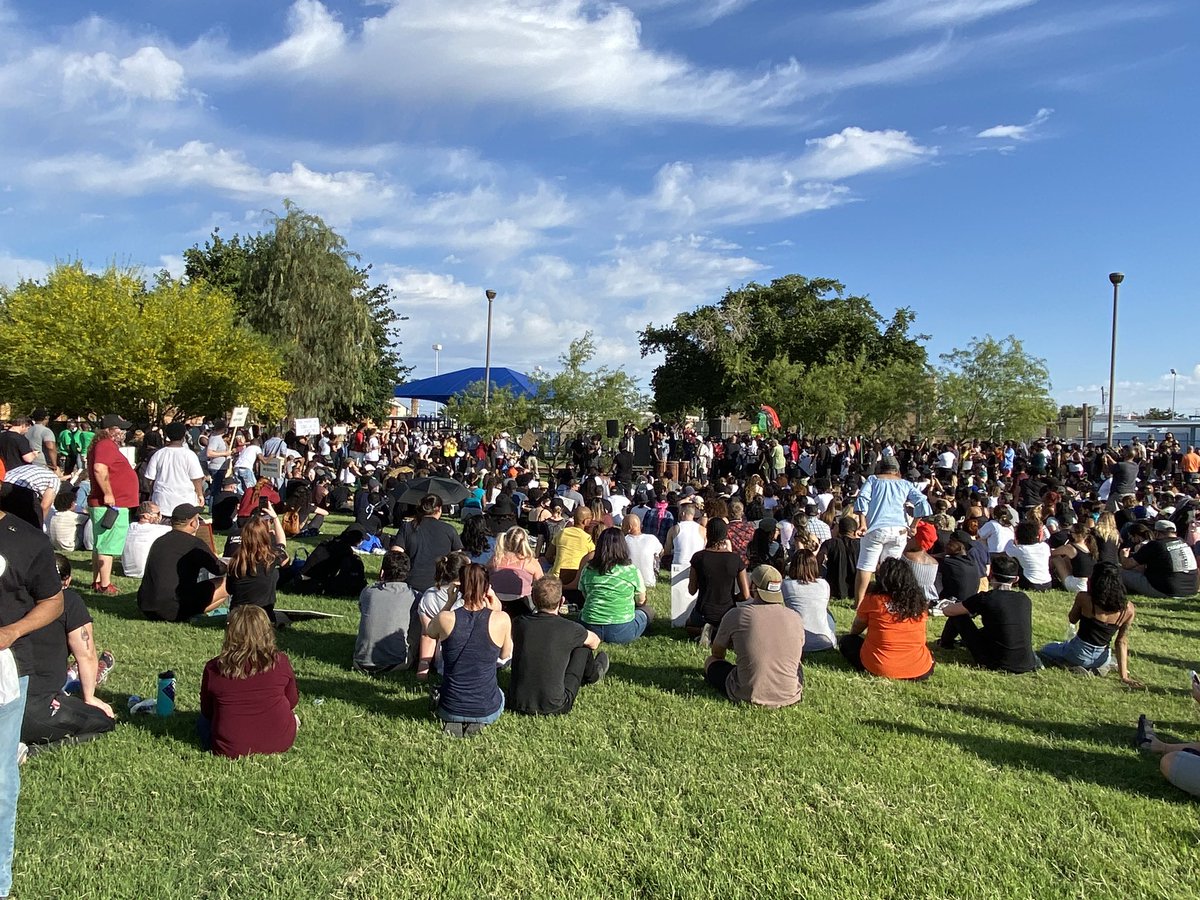 There are hundreds of people (I estimate 500 or so) have gathered here ...