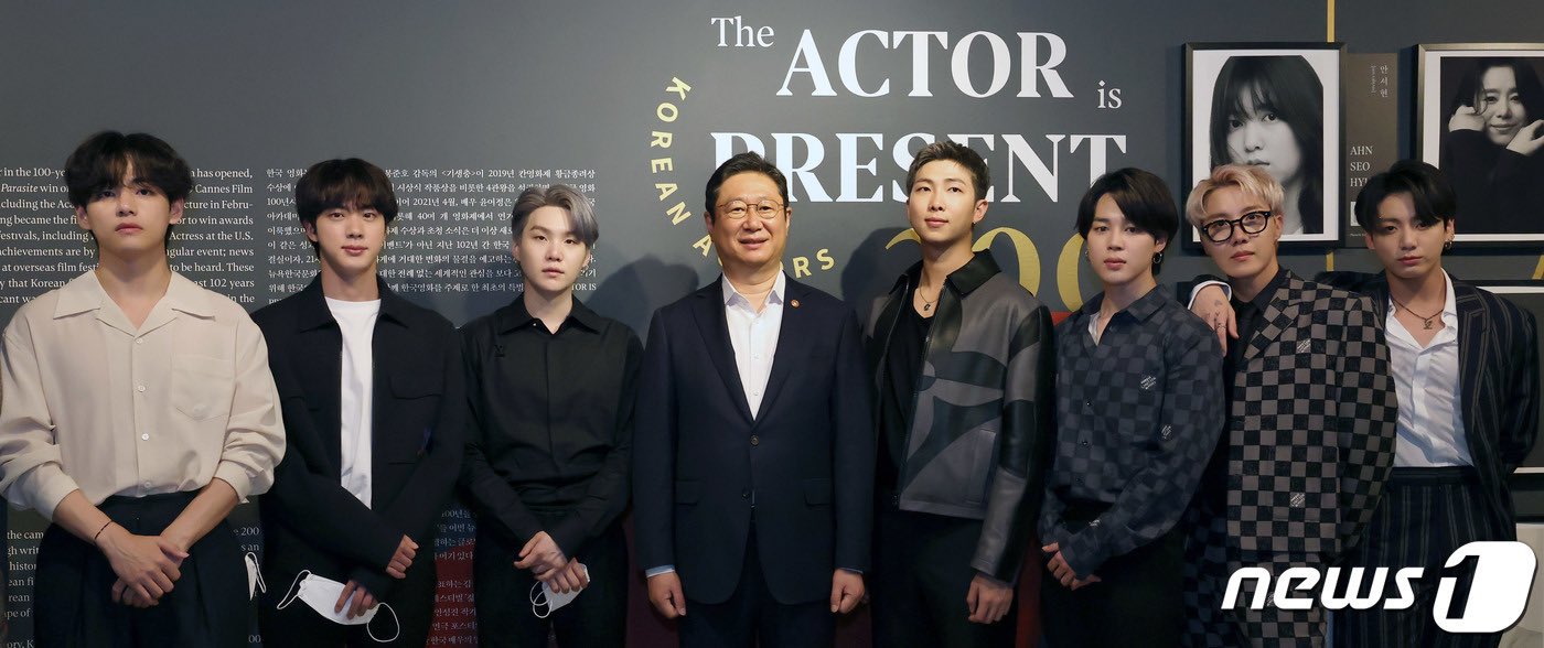 Soo Choi 💜 (REST) on Twitter: "K media photo of BTS and Hwang Hee, South Korea Minister of ...