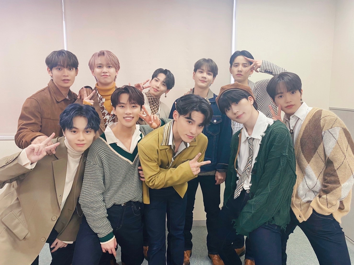 JO1 on Twitter: "KCON World Premiere：The Triangle 1部ありがとうございました🙌🏻 2部も応援よろしくお願いします🙋🏻‍♂️ #KCONTACT ...