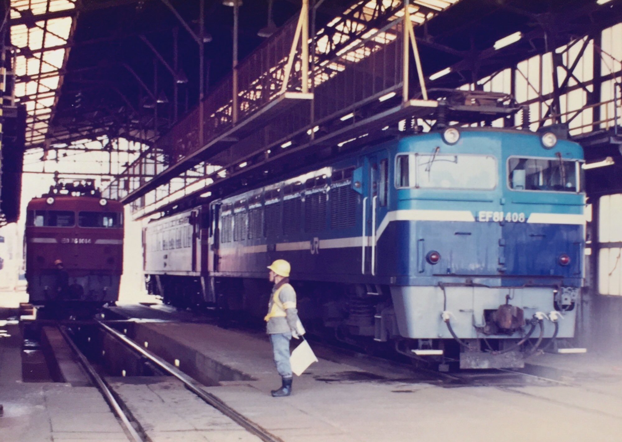 やまにん竜華 on Twitter: "EF81-408号機[元49号機]は、形式唯一の試験塗色機で1988.6〜1994.3まで纏いました。 ・1972.7.13 酒田区新製配置 ・1986 ...