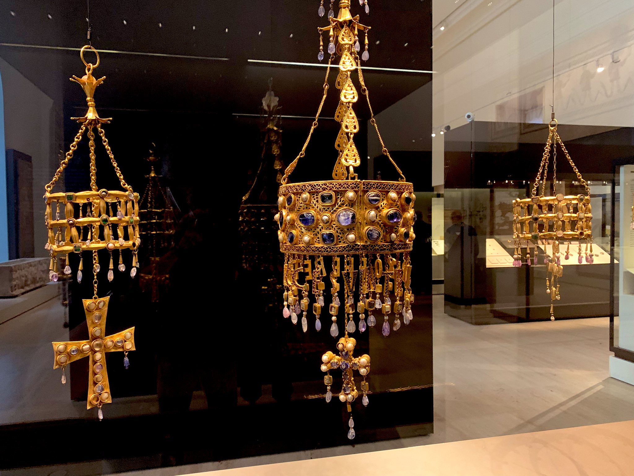 El mayor tesoro descubierto en Europa. Coronas del Rey Visigodos ...