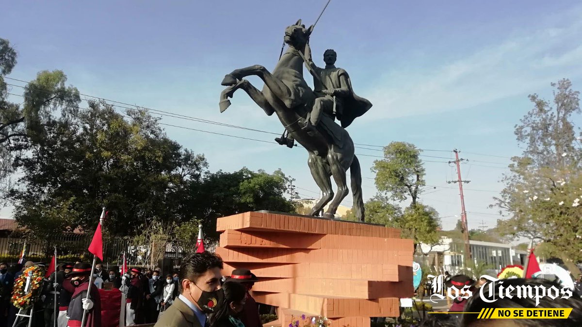 Se realizó la iza de los símbolos patrios y la ofrenda floral a los ...
