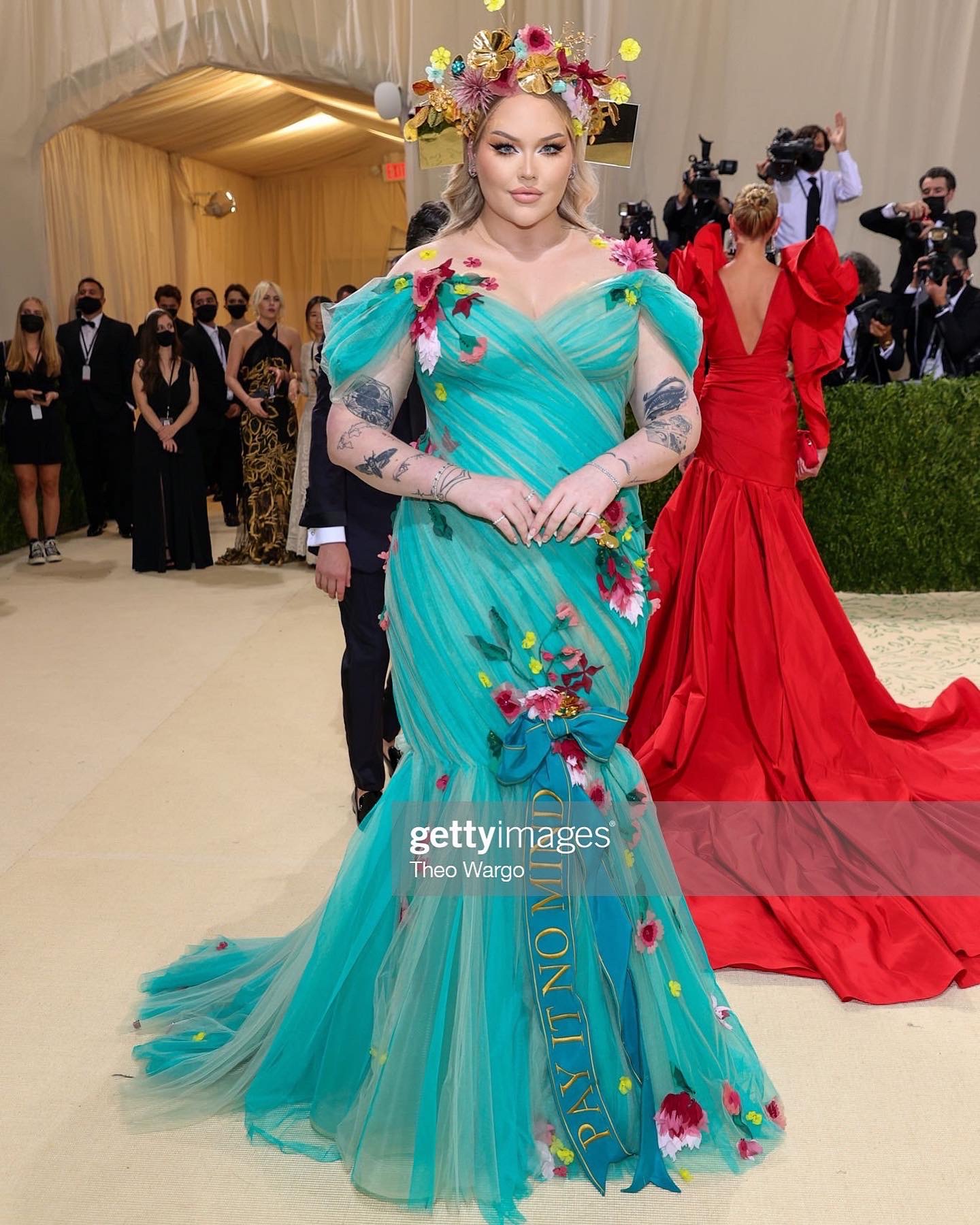 NikkieTutorials on Twitter: "PAY IT NO MIND 🏳️‍⚧️ when I got asked to join the Met Gala(!!!!!) I ...