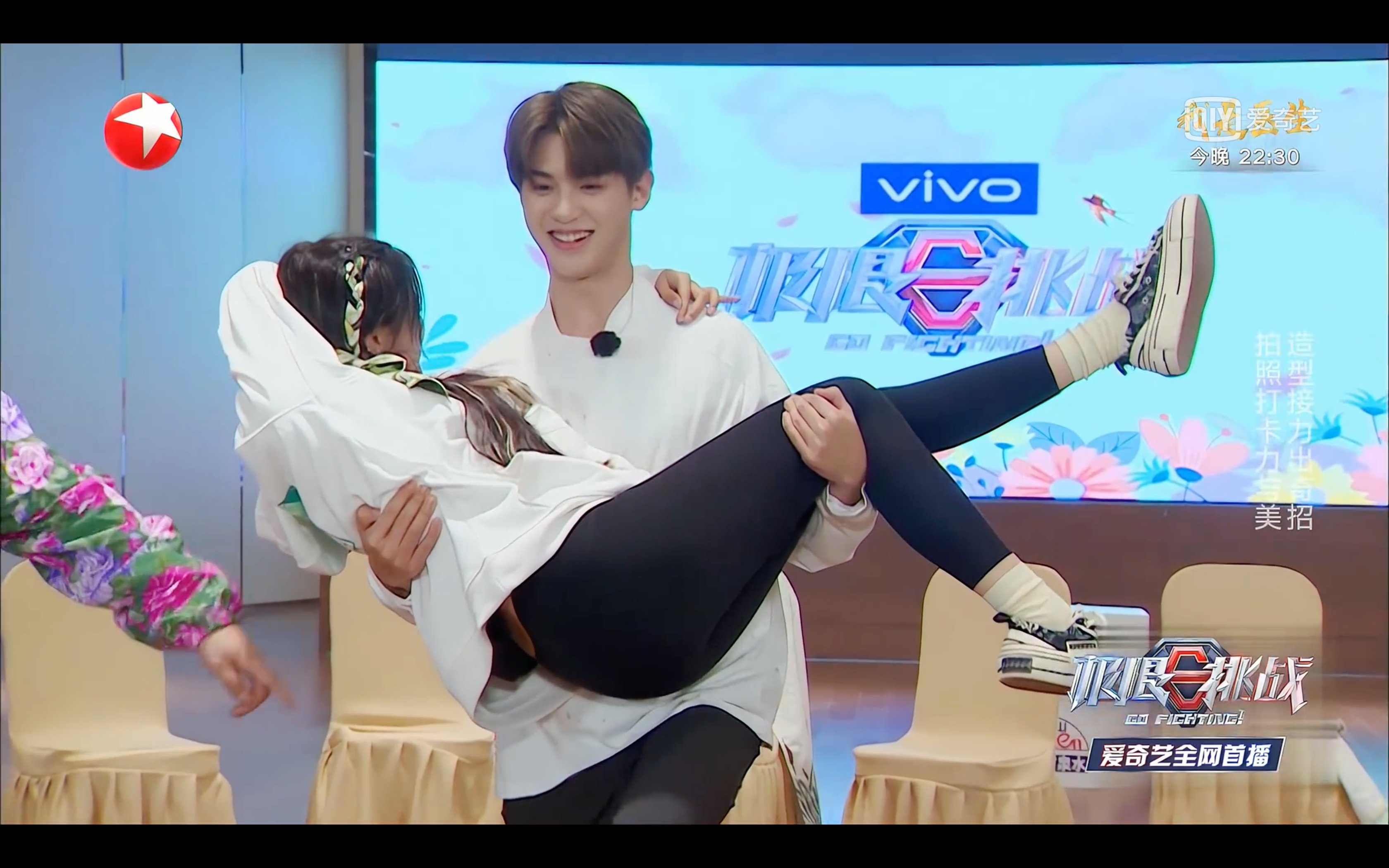 ntrwang on Twitter: "#综艺 #杨超越 #白袜 自从发现杨超越喜欢穿白袜之后，为了她的白袜追了不少难以忍受的综艺...这双白袜算奶白色？ 穿在杨超越脚上略松垮又紧紧束在脚踝 ...