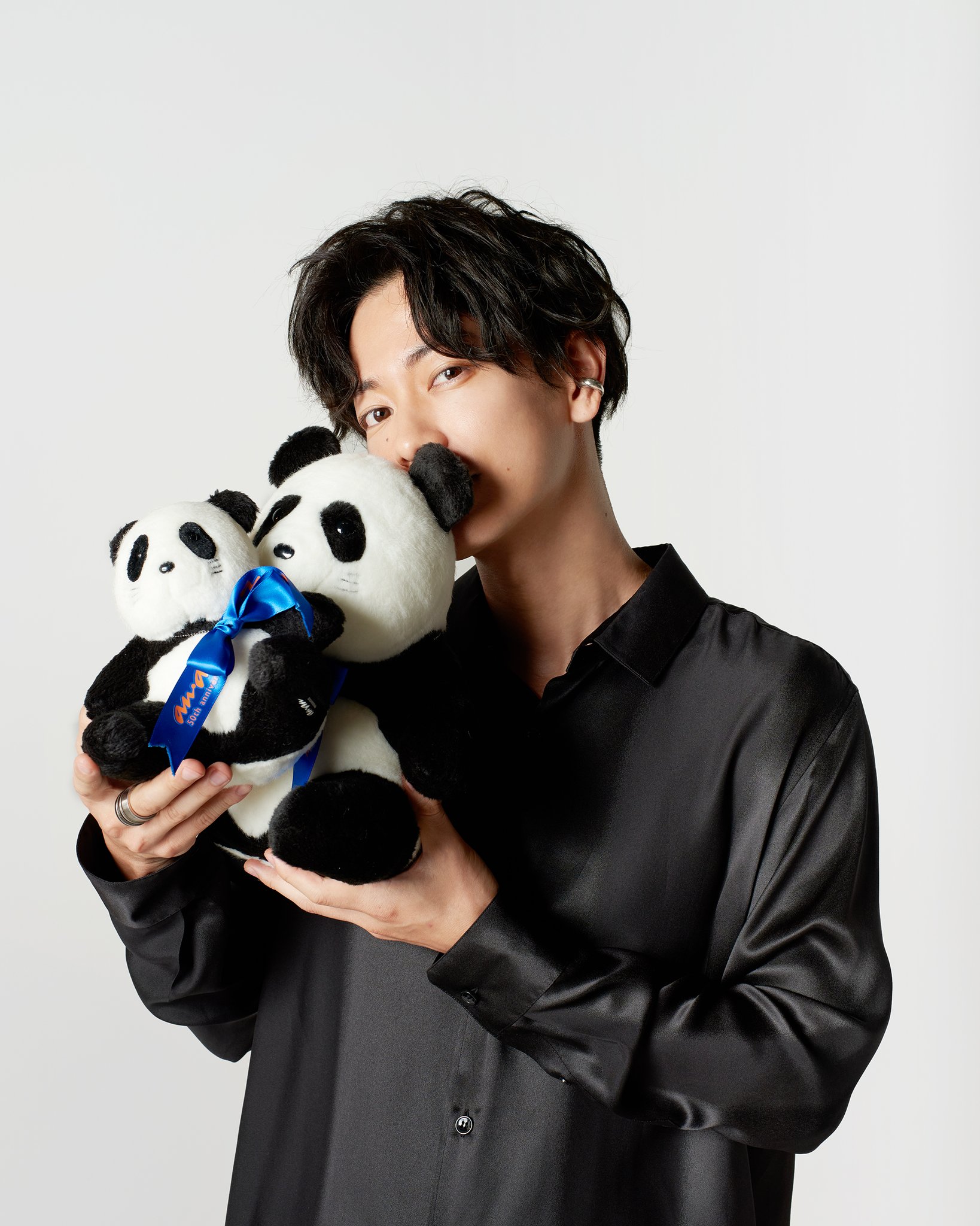 anan on Twitter: "発売中の #anan 2266号のカバーにご登場いただいた、＃佐藤健 さん。公式YouTubeでも「かわいい」とほめてくださったananパンダとの3SHOT ...