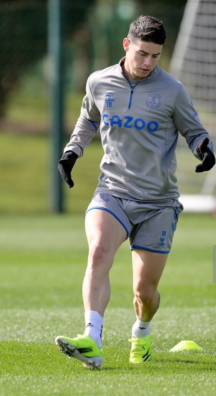 James Rodriguez Bulto Club León: James Rodríguez Comanda