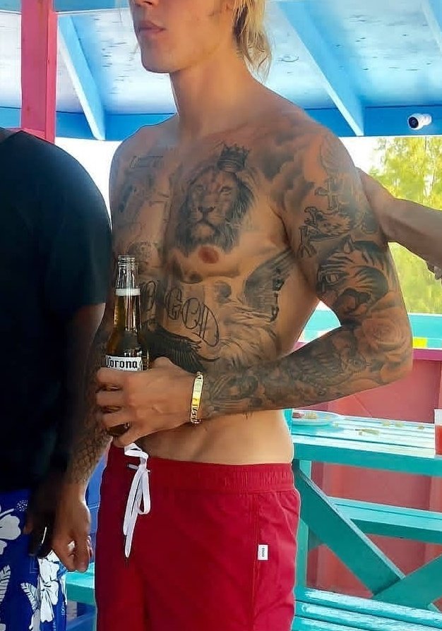 Justins Fag On Twitter He Let His Shorts Hang Low Enough So His