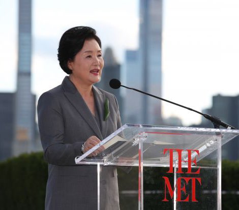 Soo Choi 💜 (REST) on Twitter: "K media photos @BTS_twt and the First lady of South Korea at ...