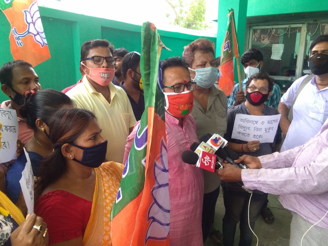 BJP UTTAR DINAJPUR on Twitter: "#তিন মাসের বিদ্যুৎ বিল মুকুবের দাবীতে রায়গঞ্জ মোহনবাটী বিদ্যু ...