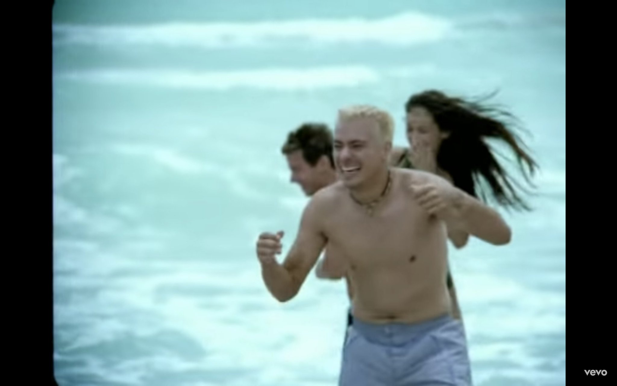 Edwin Rager on Twitter: "Además el video cuenta con el cameo sin créditos del cantante de ...