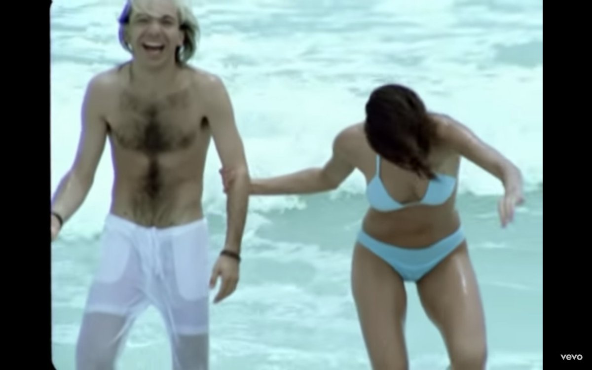 Edwin Rager on Twitter: "Obviamente, no podía faltar el momento karaoke-themed en el video. De ...