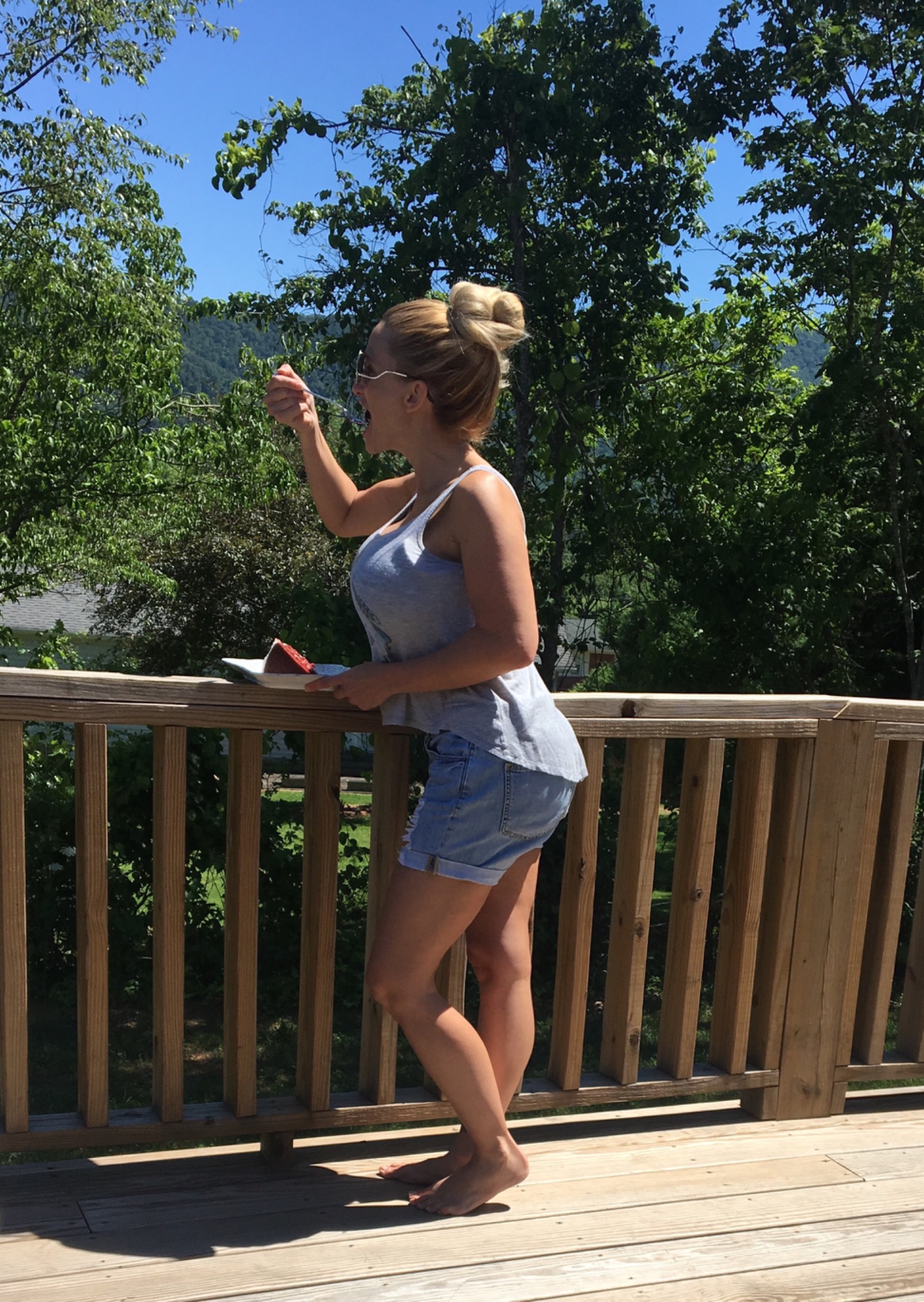 Tw Pornstars 1 Pic Billi Bardot Twitter Busted Eating Cakewhy Not Turn It Into A Mini