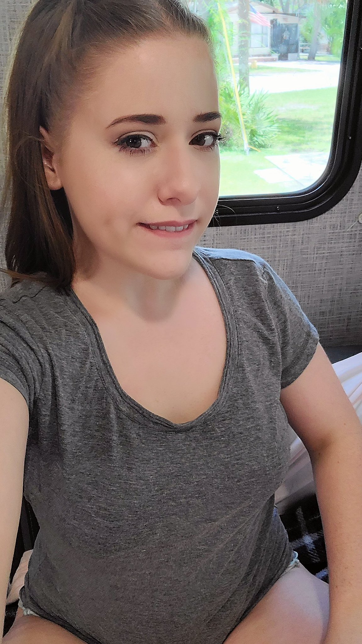 Tw Pornstars Alice Merchesi Twitter Going Live On Chaturbate Soon Come And Let Me Give You A
